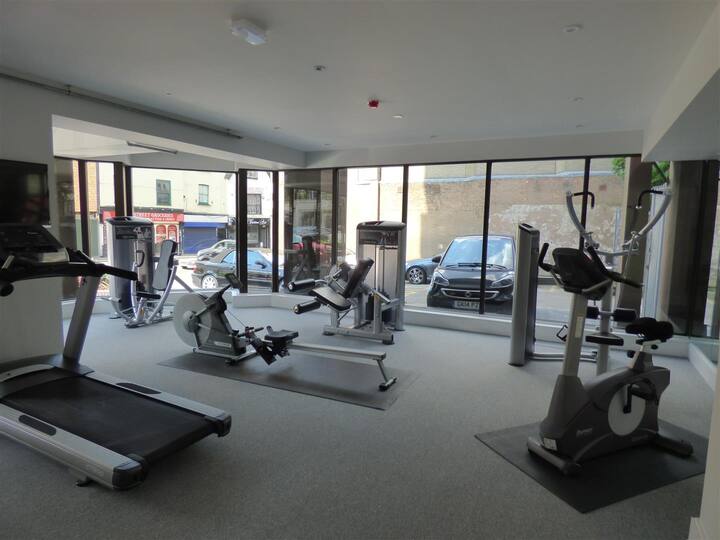 Modern 2-bed Apartment With Gym Access - St Leonard's Tower