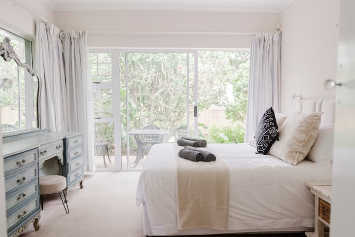 Deja Blue, Amblewood Guesthouse - Kenton-on-Sea
