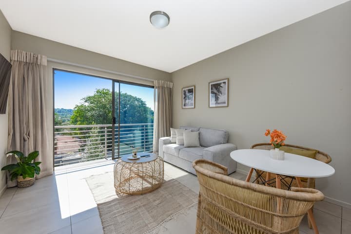 Morningside Hideaway: Chic Meets Modern Comfort - Sandton
