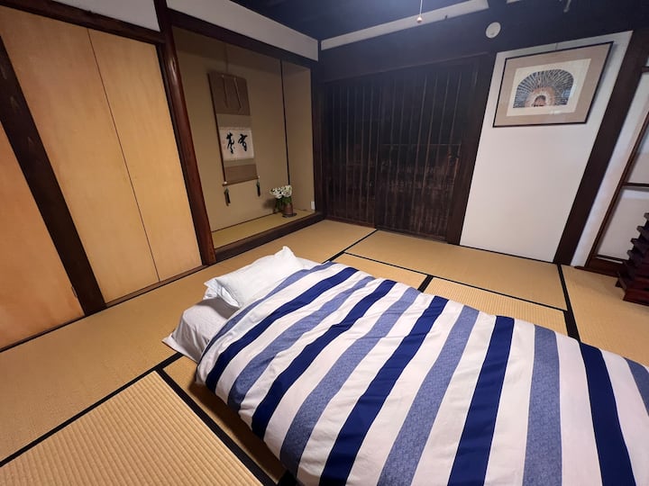 やきもの散歩道の古民家の和室 - Handa