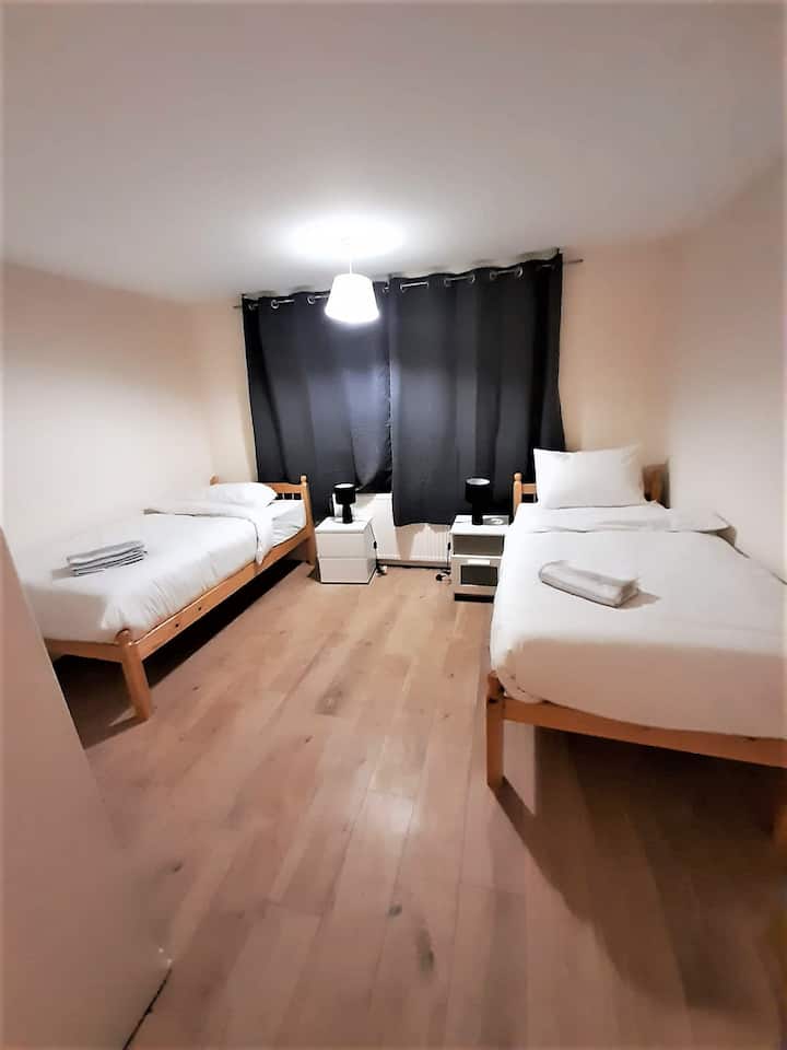Spacious 4 Bed House - Stevenage - Stevenage