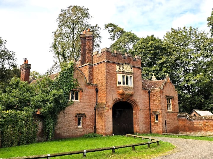 North Lodge South, Within Knebworth Park - Stevenage