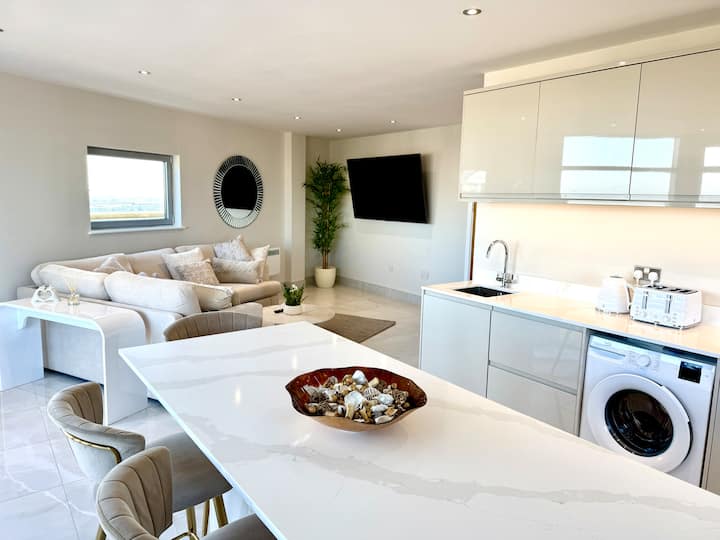 Cardiff Skyline Penthouse Apartment | Free Parking - Cardiff