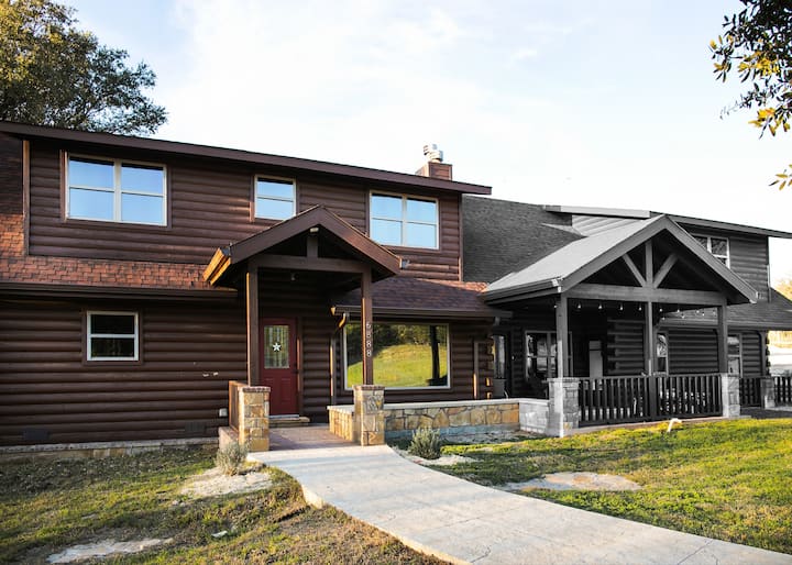 West Wing Of A Huge Luxury Cabin - Belton, TX