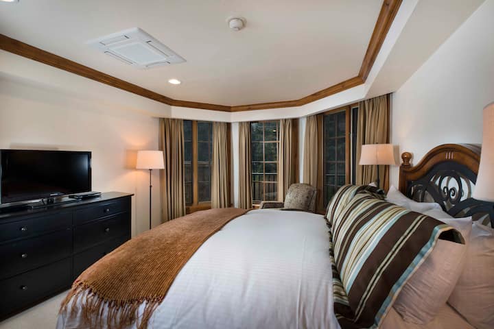 Three Bedroom Luxury Slopeside Eaton Condo - Vail, CO