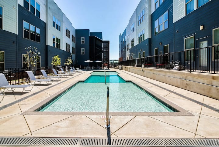*King Suite Center Of Downtown + Pool And Gym* - Memphis, TN