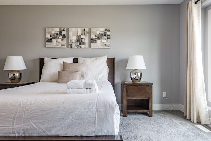 Group Getaway W/yard | Sleeps13 | Ac | Near Airpt! - Edmonton, Canadá