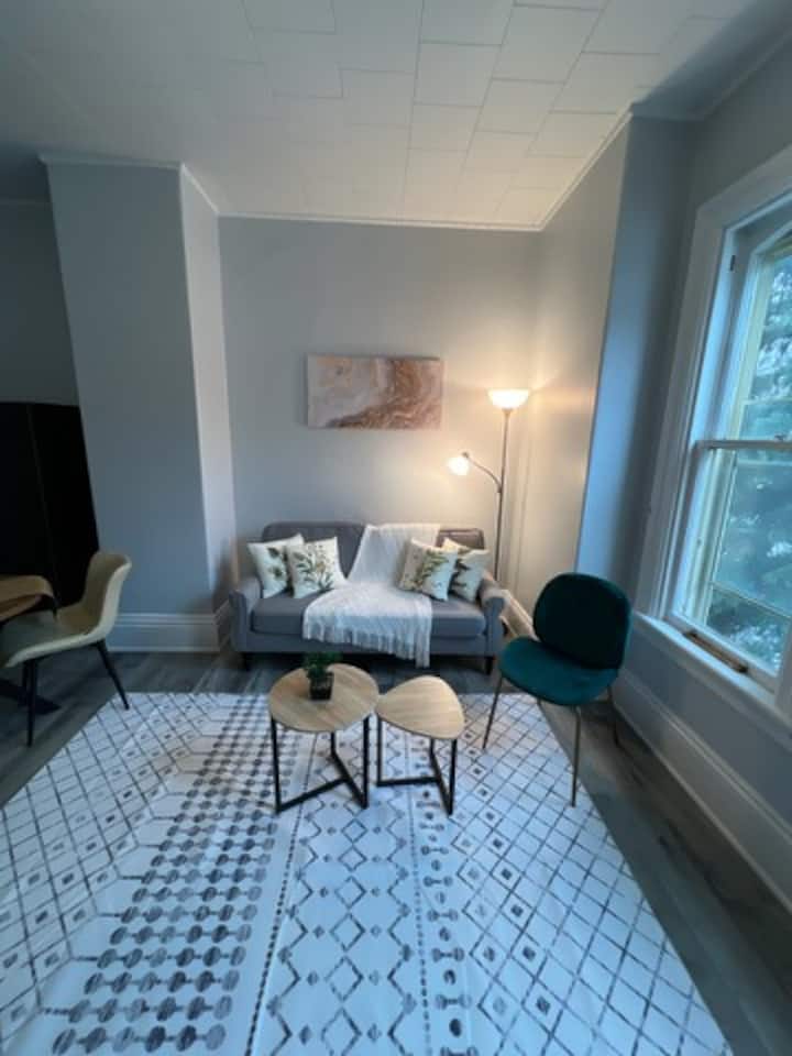 Beautiful Victorian Barrie Suite - 배리