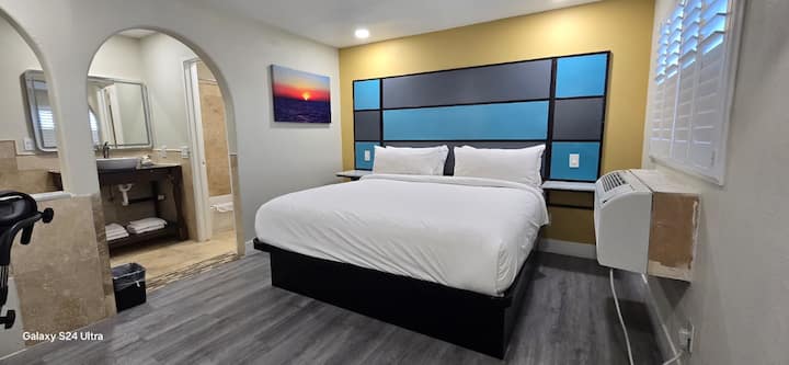 King Bed Non-smoking With Jetted Tub|hotel Avenida - Victorville, CA