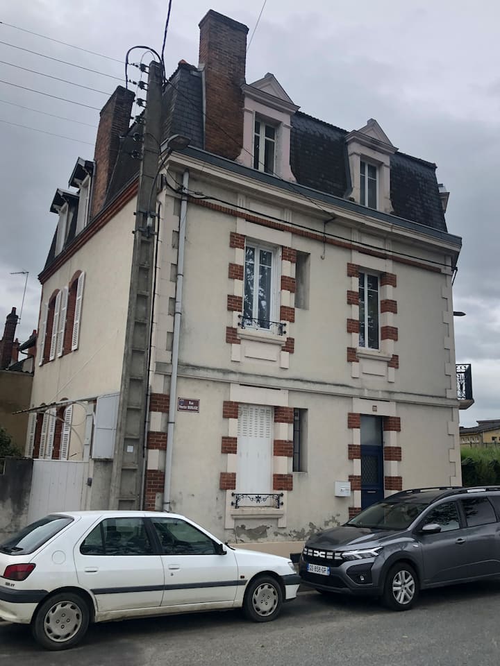Grande Maison 5 Chambres + Parking Fermé - Montluçon