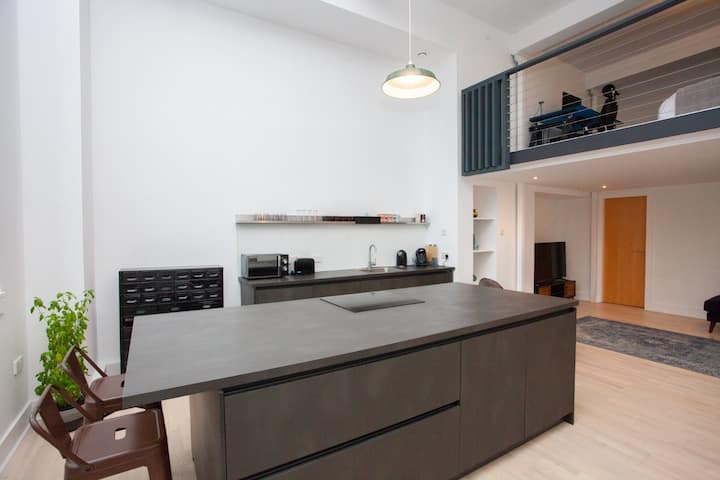 Spacious, Modern Flat Located At Glasgow Green - People's Palace
