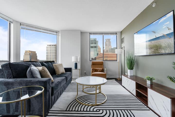 Modern Downtown Oasis • Free Parking, Gym & Pool - Minneapolis, MN