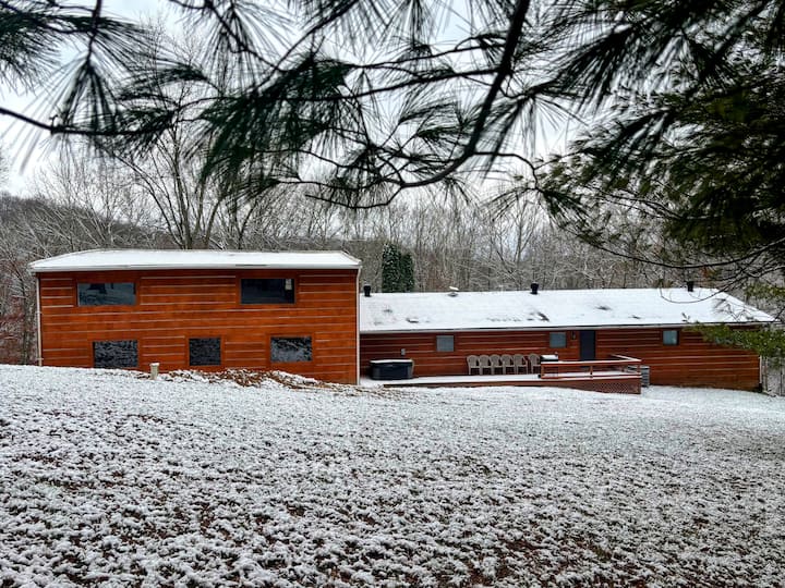 Spacious Rustic Lodge N The Heart Of Hocking Hills - Logan, OH