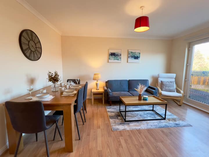 Sleek & Modern 2br | Easy Access To City Centre - Glasgow