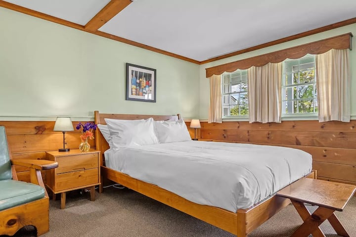 Mid-town Motel - Queen Bed Room - Private Bath - Boothbay Harbor, ME