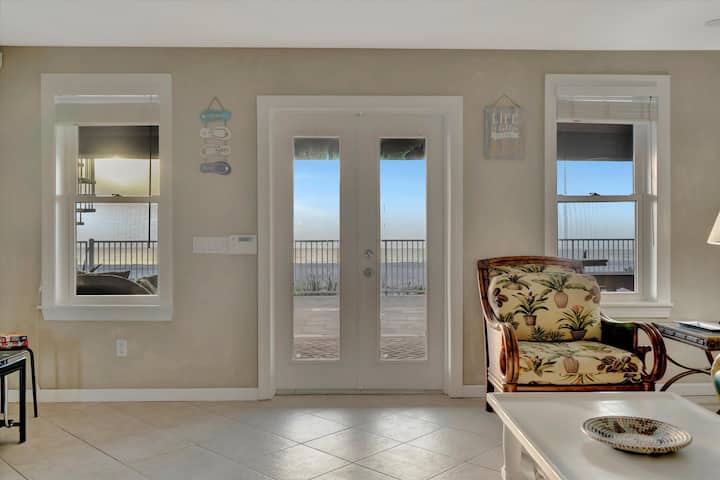 Large 2b/2b Beachfront Suite, Ocean View, Bbq! - Indian Rocks Beach, FL