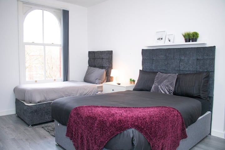 Charming Bedroom In Shared House At Princess Road - Liverpool
