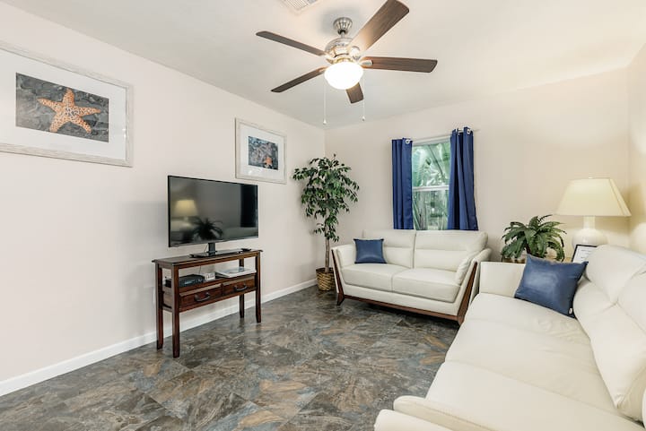 Charming 2br Oasis W/outdoor Escape & Beachy Vibes - Tarpon Springs, FL