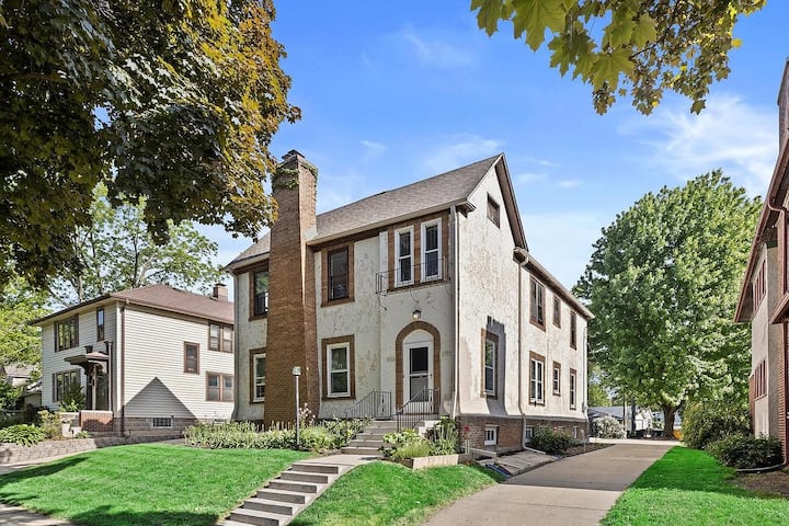 Fully Remodeled Tosa Apartment - Wauwatosa, WI