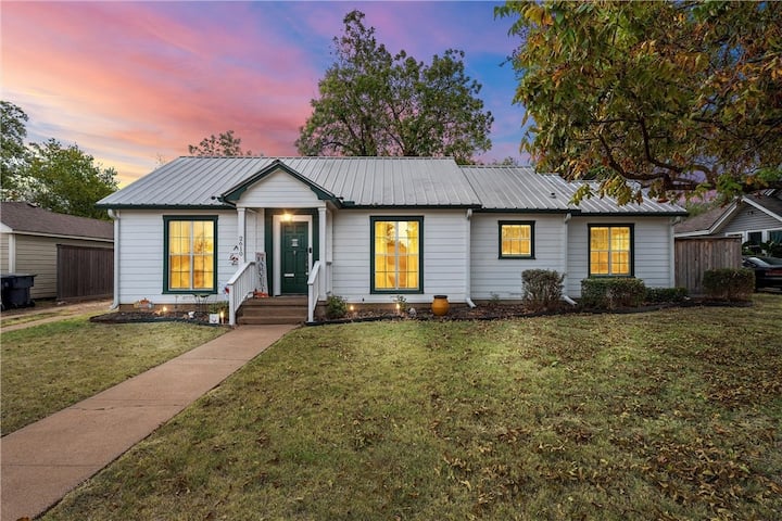 Home In Waco With Spacious Backyard - Cameron Park Zoo, Waco