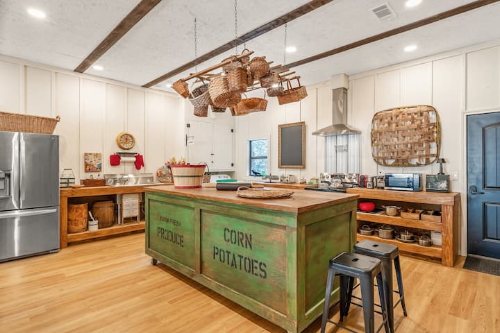 Eclectic Barndominuim - Jacksonville, TX
