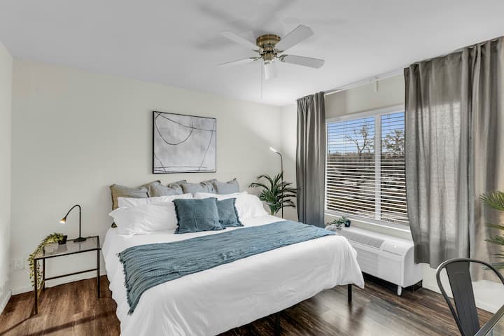 Sunny Loft Peaceful Stay W/ Match Football Access - Overland Park, KS