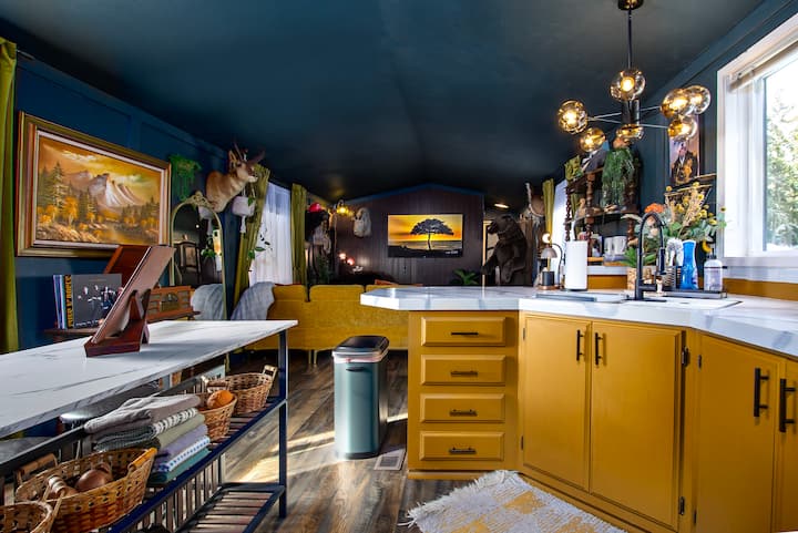 Grizz's Den| Hot Tub| Mt Rainier - Packwood, WA