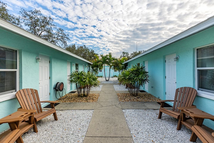 Tropical 8br/4ba Private Apartments Escape W/grill - Tarpon Springs, FL