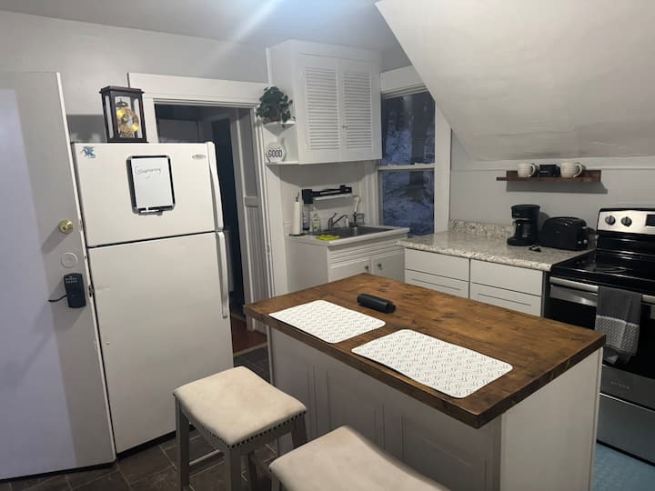 Recently Renovated 2 Bed Unit. - Manchester, NH