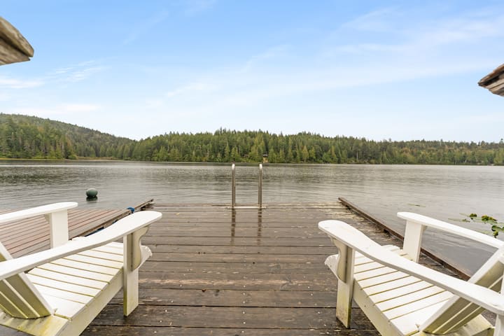 Kemp Lake - Lake Front W/hot Tub - Sooke