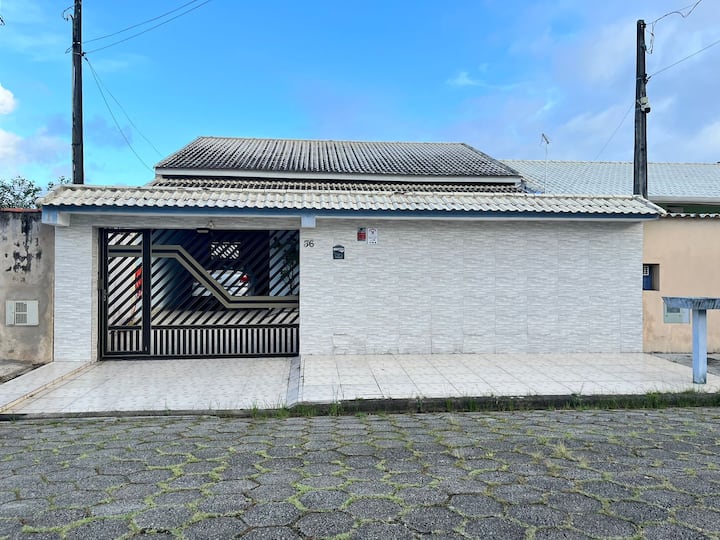 Casa C/ Suíte Em Peruíbe – 800m Da Praia - Peruíbe