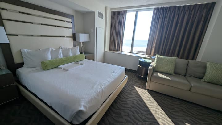 Ocean & City Lights | King Bed - Atlantic City, NJ