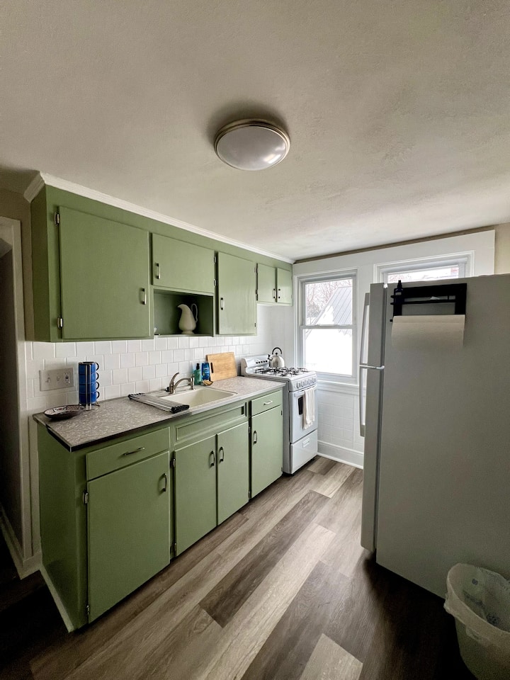 Cozy Cottage Upstairs Apartment - Syracuse, NY