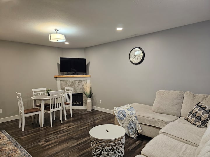 Cozy 2 Bedroom Basement Suite. Two Queen Beds. - Lethbridge