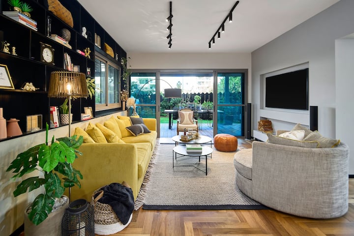 דירת גן מעוצבת אדריכלית עם בריכה וגינה ענקית בת״א. - Tel-Aviv