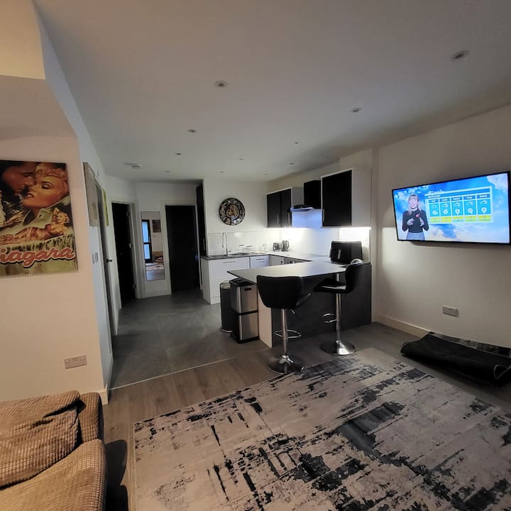 Recently Refurbished 2 Bed Disable Friendly Flat. - Staines