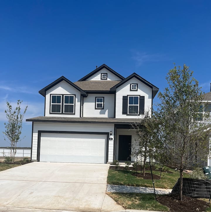 Modern 6br House W/game Room - Elgin, TX