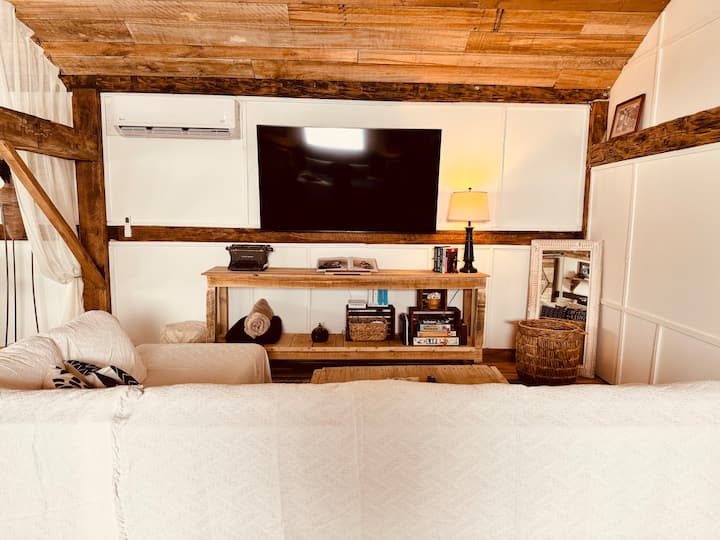 Luxury Hayloft Near Turkey Point And Port Dover - Delhi, ON, Canada
