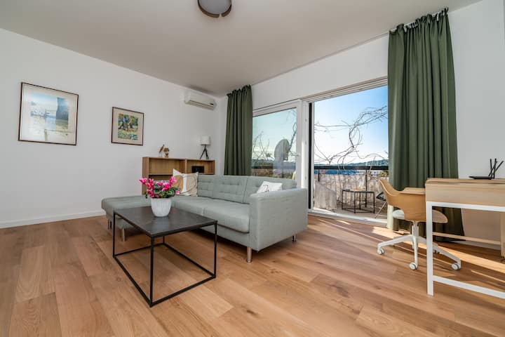 Harbour View Retreat: 2-bedroom Deluxe Apartment - Mali Losinj