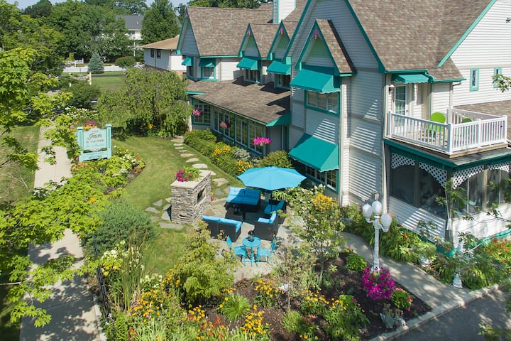 Inn At The Park - 10 Bedroom (6 King / 4 Queen) - South Haven, MI
