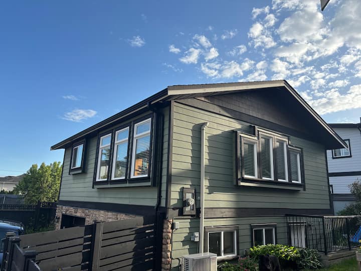 Downtown Sidney Carriage House - North Saanich