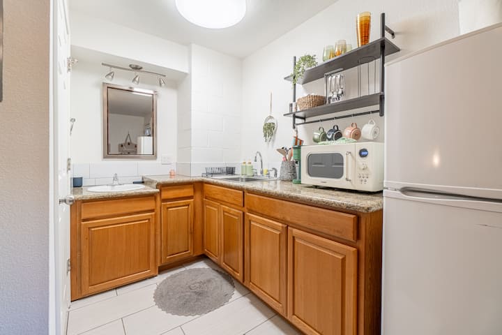 Urban Retreat: Trendy Midtown Reno Studio! - Reno