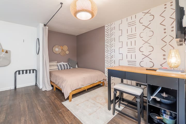 Urban Retreat: Trendy Midtown Reno Studio! - Reno, NV