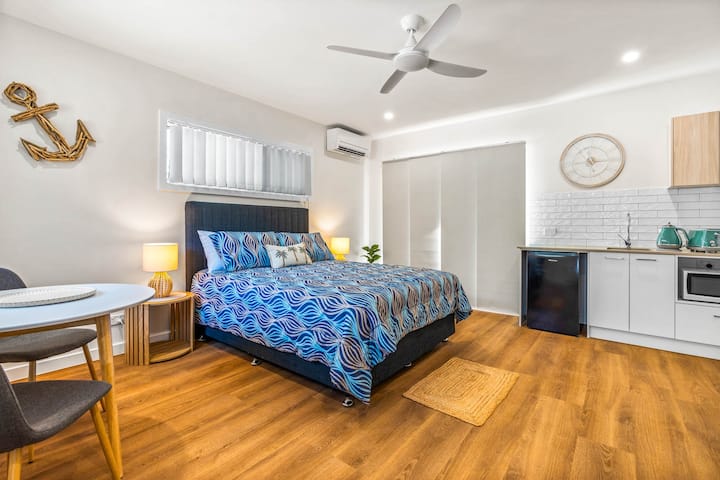 Accessible Queen Motel Room - MacLeay Island