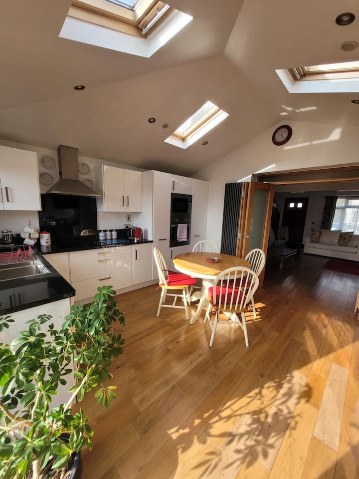 Lovely Bright House With Garden,dart Line To Aviva - Dublín