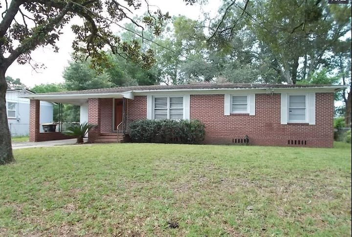 Pets + Yard 4 Bed 2 Bath Retreat - Jacksonville, FL