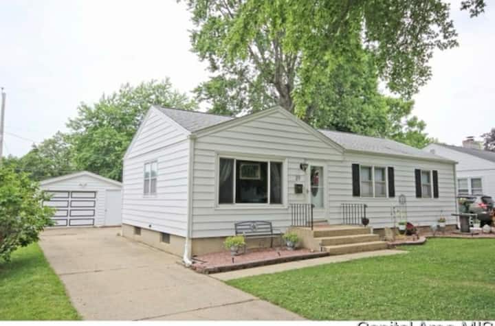 3br+garage Perfect For Work Stay - Springfield, IL