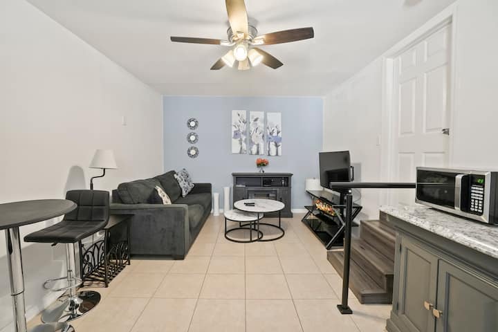 Peaceful Tampa Guest House - Tampa, FL