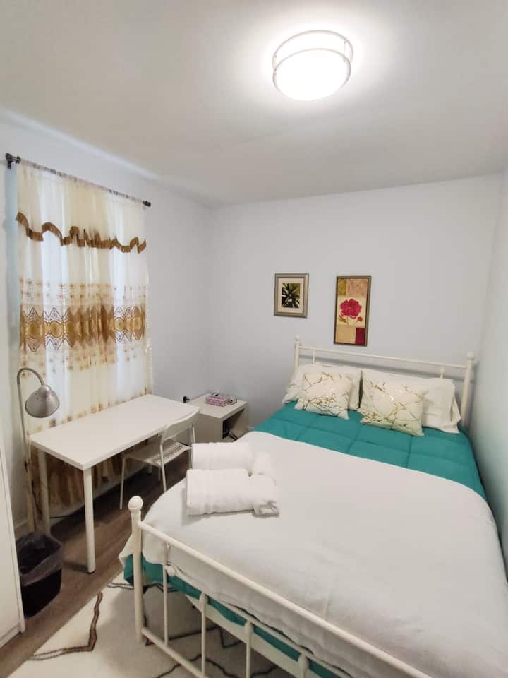 Room In Little Italy - Ottawa