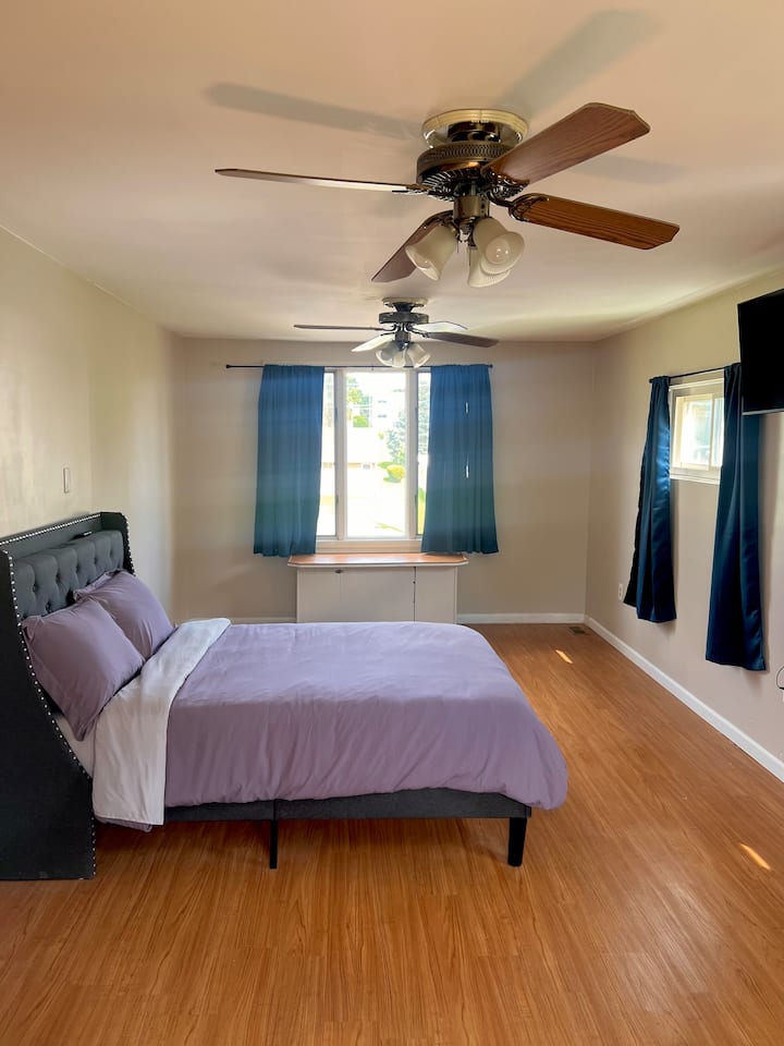 Spacious Sunlit Room W/ Tv - Bethlehem, PA